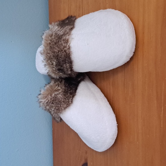 Pottery Barn | Shoes | Pottery Barn Faux Fur Cream Color Large Slip On ...